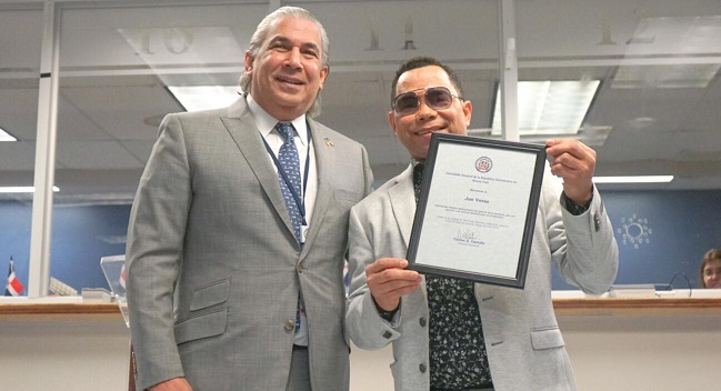 Cónsul Carlos Castillo reconoce aportes del bachatero Joe Veras ...
