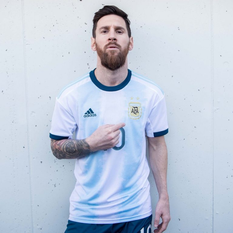 Messi presenta la camiseta que usará la selección argentina en la Copa ...