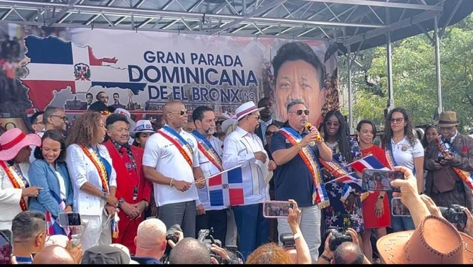 “La Dominicanidad a lo más alto” en La Gran Parada Dominicana del Bronx ...